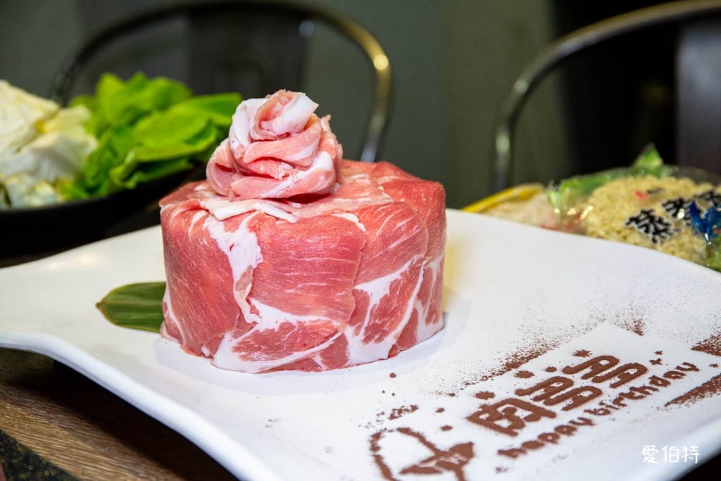 中壢肉多多火鍋吃到飽｜平假日不限時！輕量級套餐299元起，蔬食自助吧吃到飽，CP值超高！(西門店.淡水店例假日除外，湯底.服務費另計) – 愛伯特
